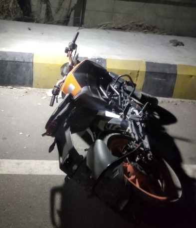 Noida Encounter: पुलिस मुठभेड़ में मोबाइल स्नैचर दबोचा, कब्जे से चोरी का सामान सहित बाइक और ...